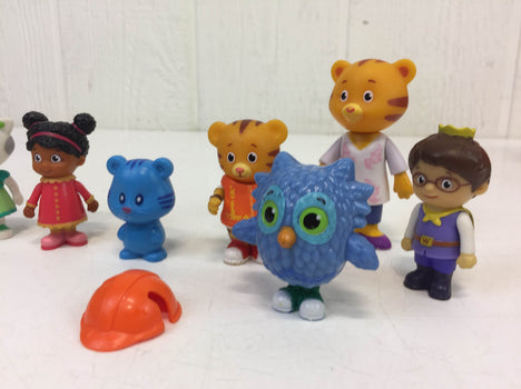 Daniel Tiger Deluxe Electronic Trolley, And Neighborhood Friends Figur ...
