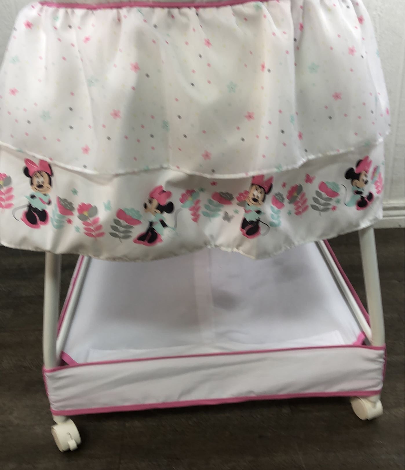Delta Children Deluxe Gliding Bassinet, Minnie Mouse — GoodBuy Gear