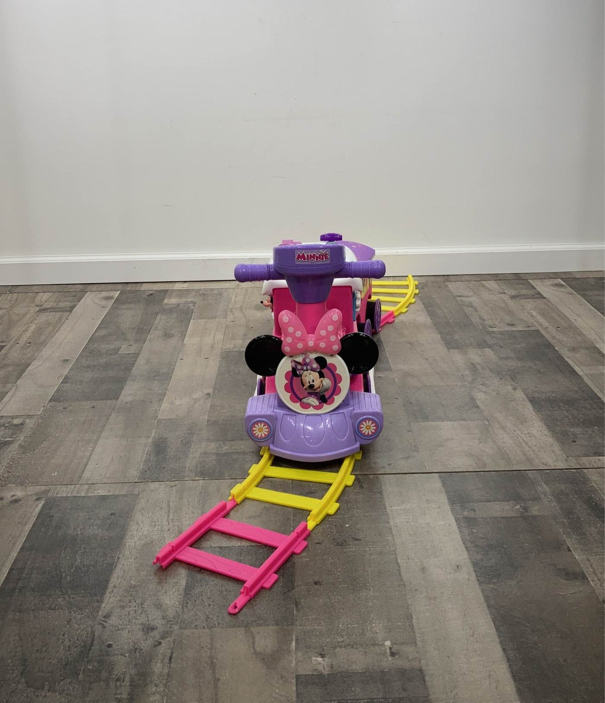 Disney Minnie Mouse 6-Volt Powered Train with Tracks and Caboose ...