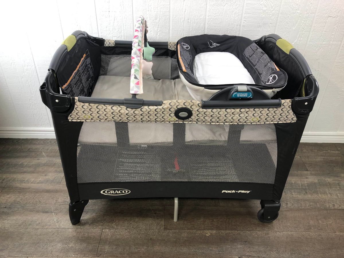 Graco Pack 'n Play Playard Reversible Seat & Changer, Sprinkle ...
