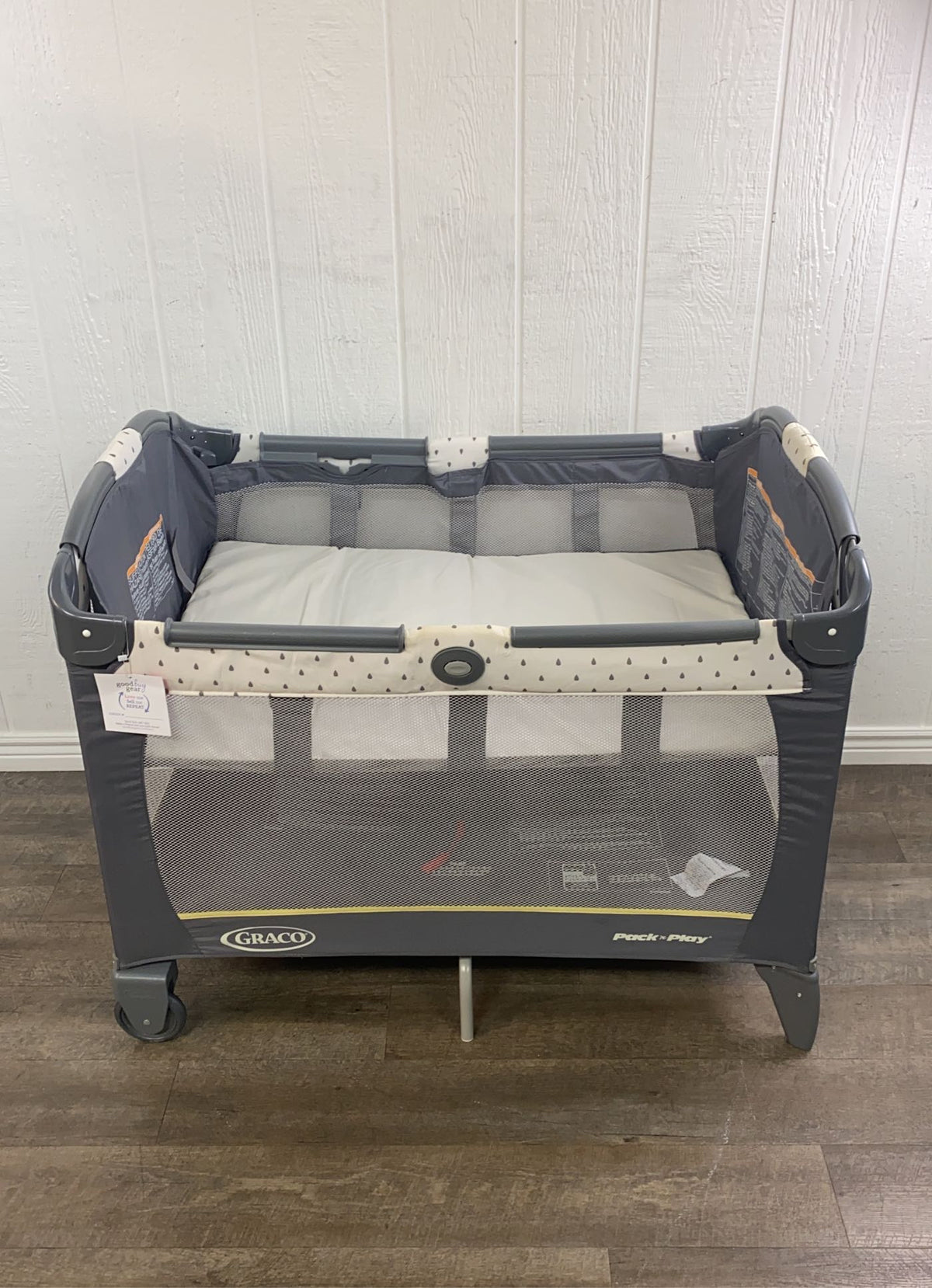 Graco Pack 'n Play Playard Reversible Seat & Changer, Sprinkle ...