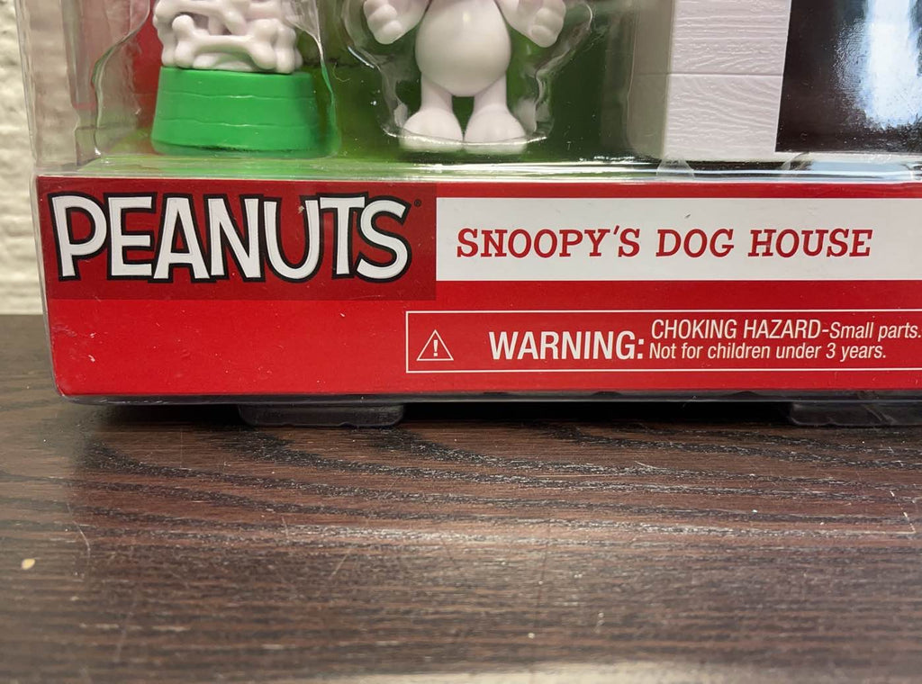 Peanuts Snoopy Dog House
