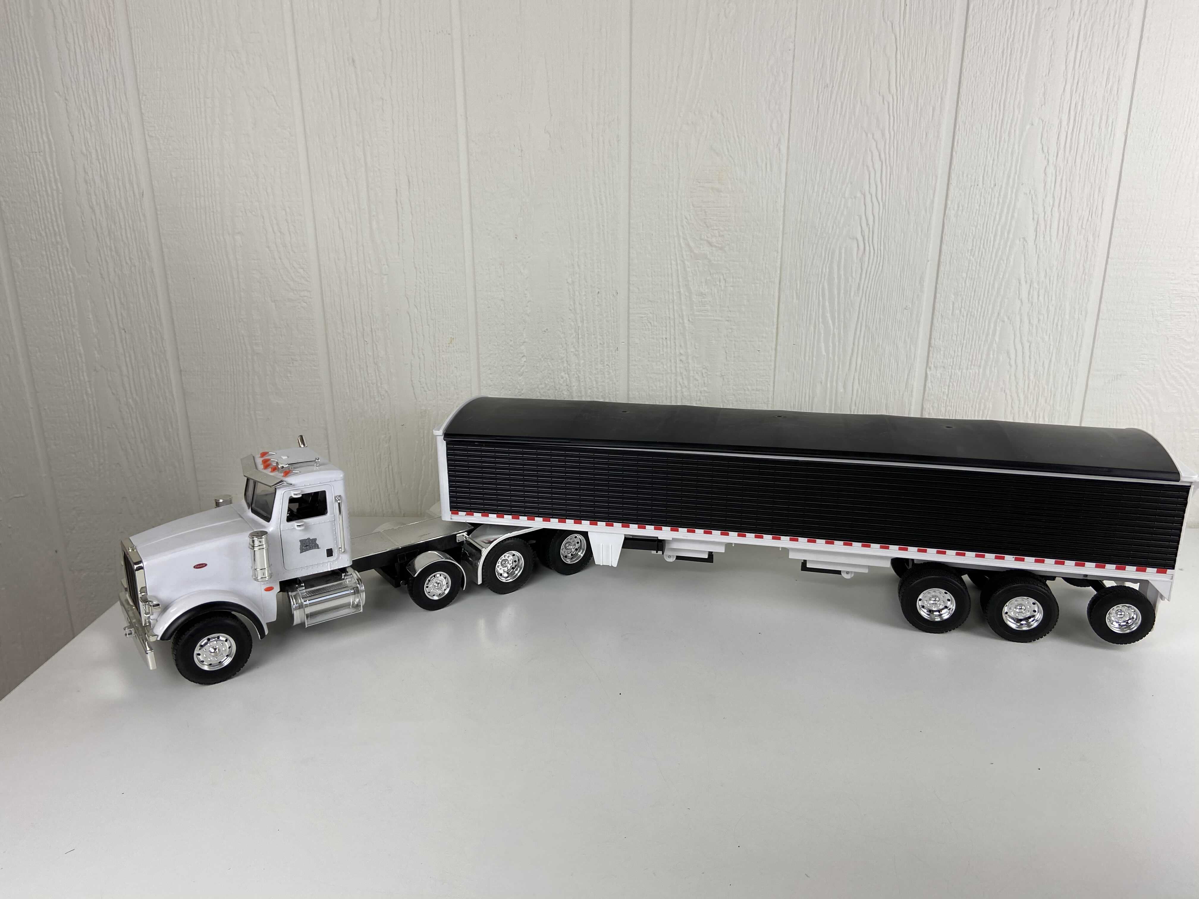 ERTL Big Farm Peterbilt With Farm Trailer