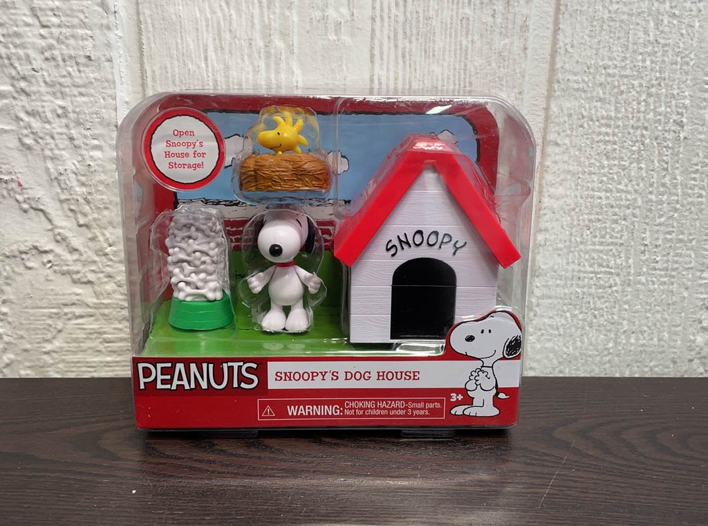 Peanuts Snoopy Dog House
