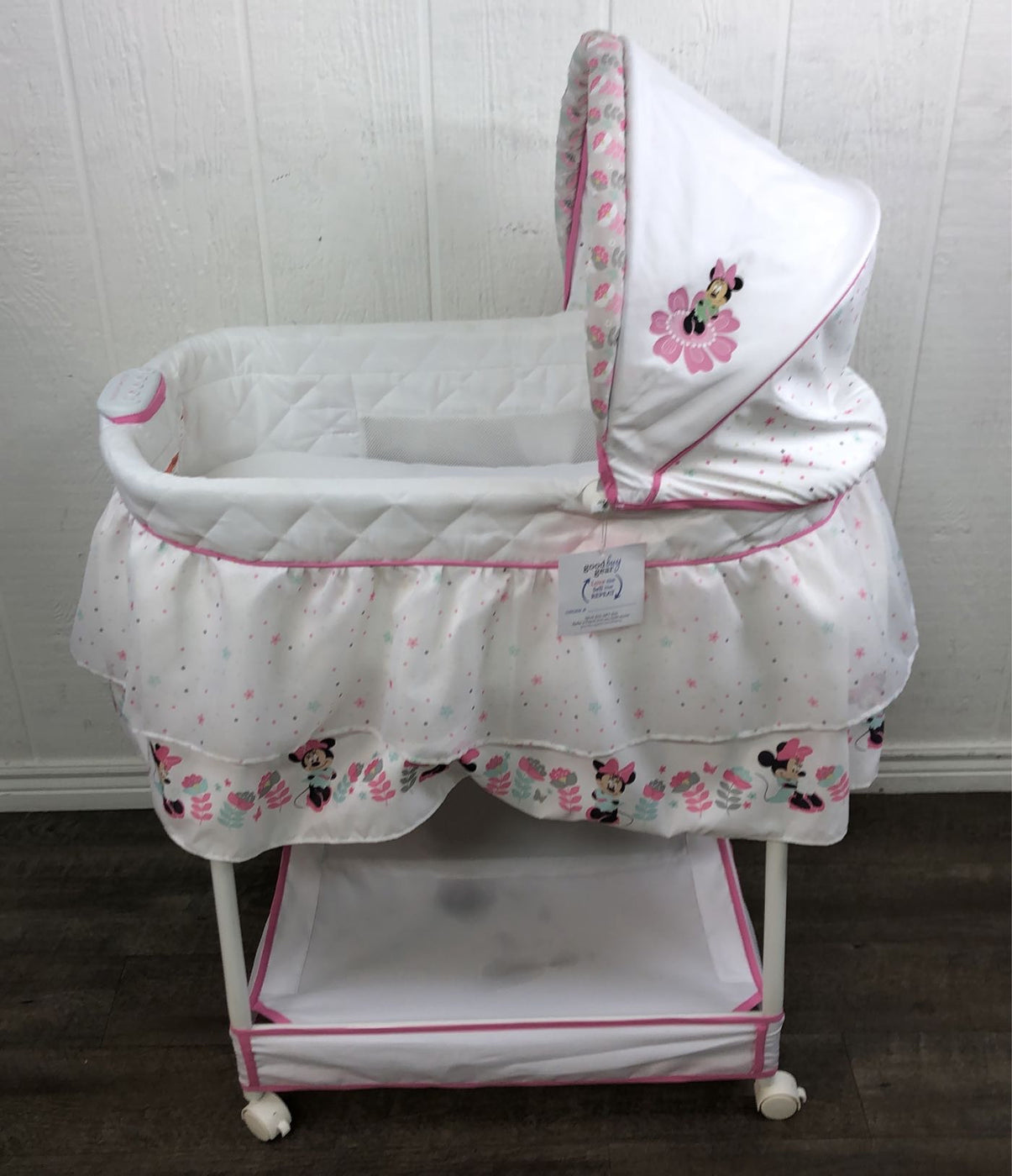 Delta Children Deluxe Gliding Bassinet, Minnie Mouse — GoodBuy Gear