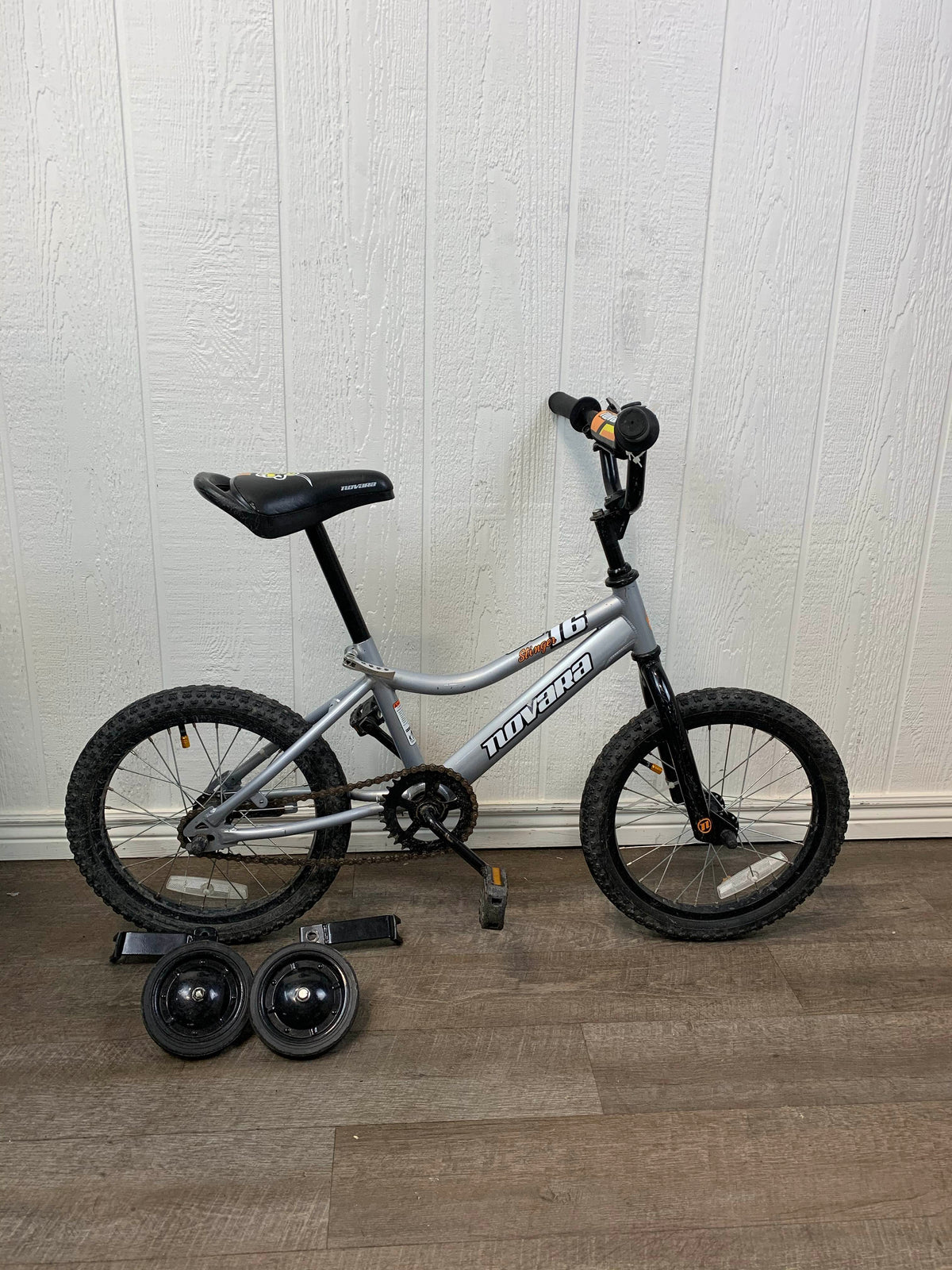 Novara Stinger Bicycle, 16”, with training wheels — GoodBuy Gear