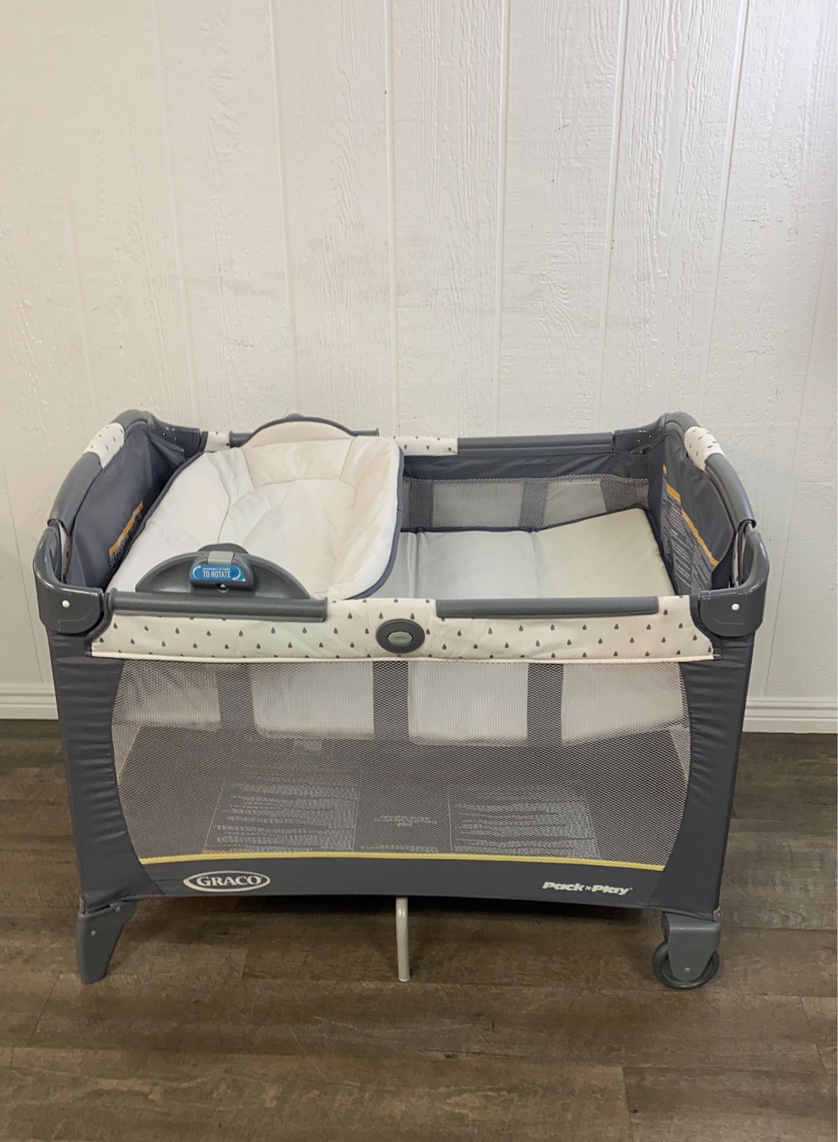 Graco Pack 'n Play Playard Reversible Seat & Changer, Sprinkle ...