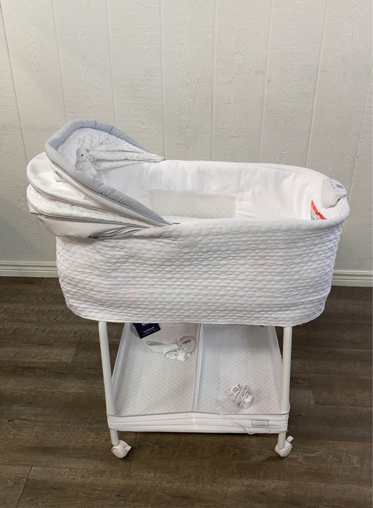 Simmons Kids Silent Auto Gliding Elite Bassinet — GoodBuy Gear