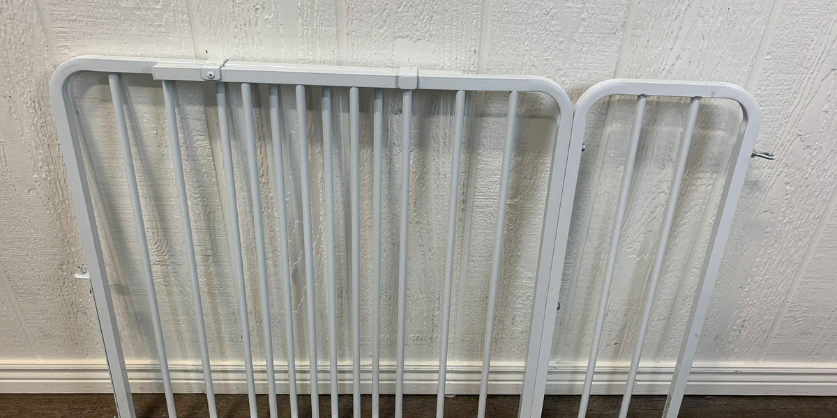 Cardinal Gates Auto-Lock Safety Gate — GoodBuy Gear