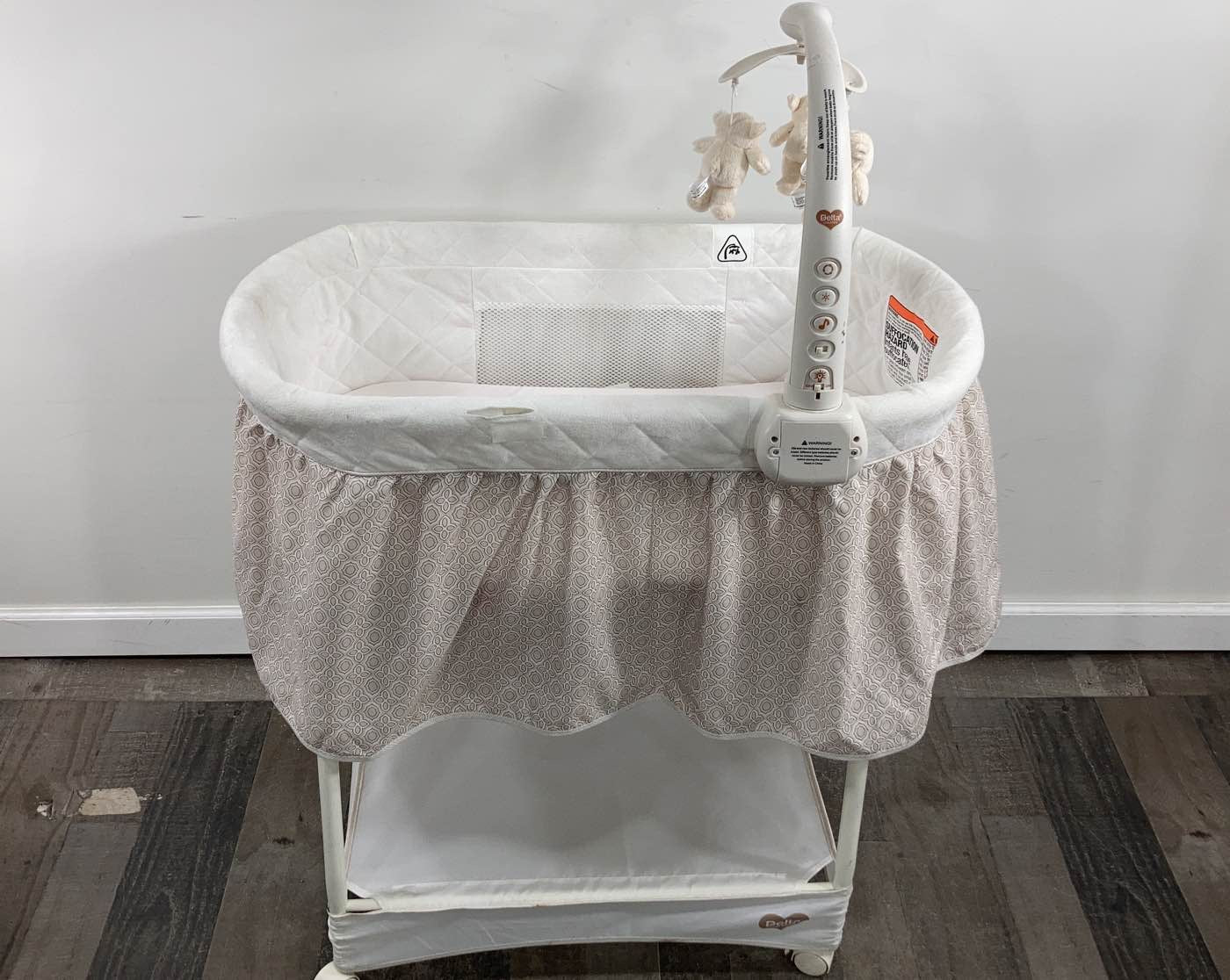 Delta Children Deluxe Gliding Bassinet