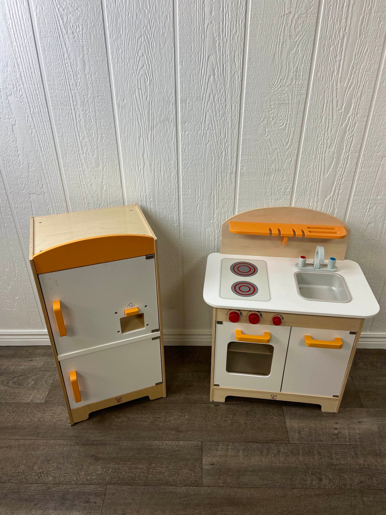 Hape Wooden Play Gourmet Kitchen w/ Oven, Stovetop, Sink + Cabinet Sty ...