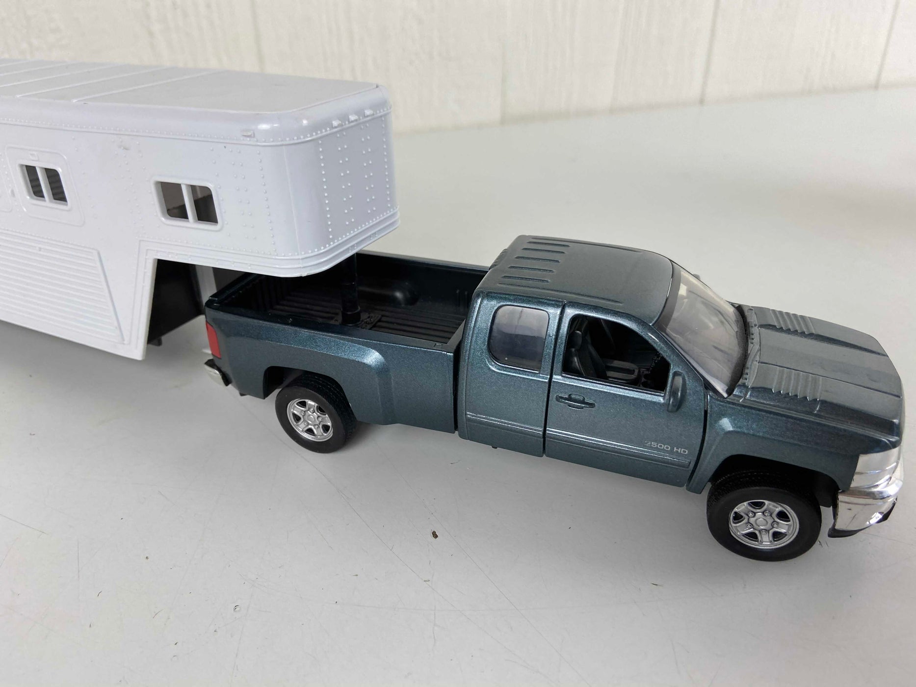 New Ray Chevrolet Silverado Pickup Truck in Gray with Fifth Wheel Hors ...