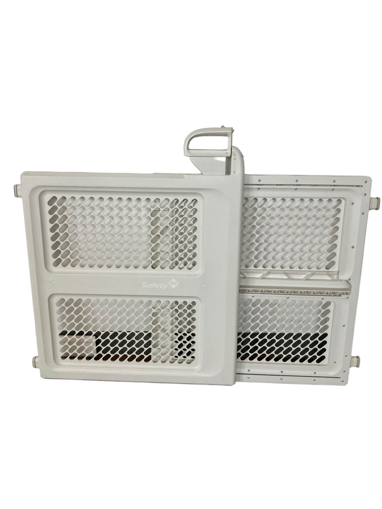 Safety 1st Pressure Mount Lift, Lock and Swing Gate