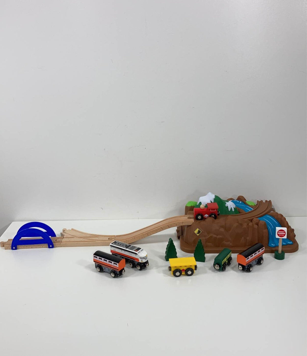 Battat Wild Ridge Train With Mountain Top Lid — GoodBuy Gear