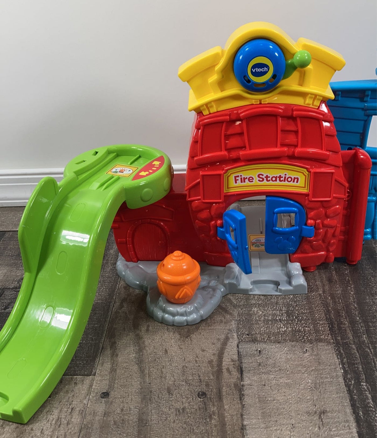 VTech Go! Go! Smart Wheels Mickey Mouse Silly Slides Fire Station ...