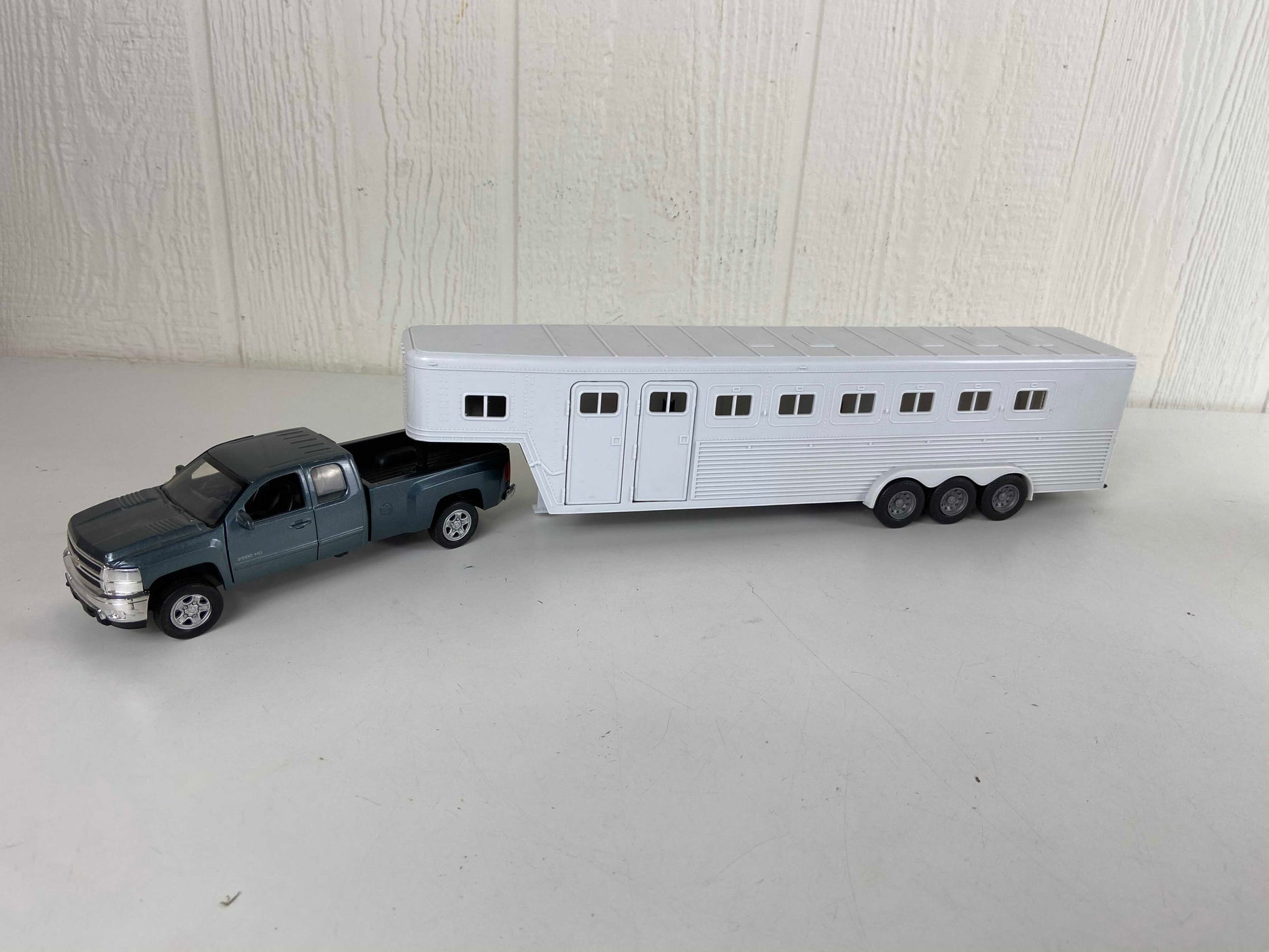 New Ray Chevrolet Silverado Pickup Truck in Gray with Fifth Wheel Hors ...